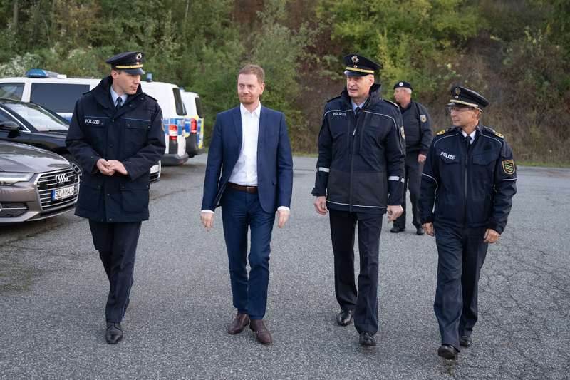 Kretschmer bei Grenzkontrolle in Görlitz - Zahl der illegalen Einreisen ...